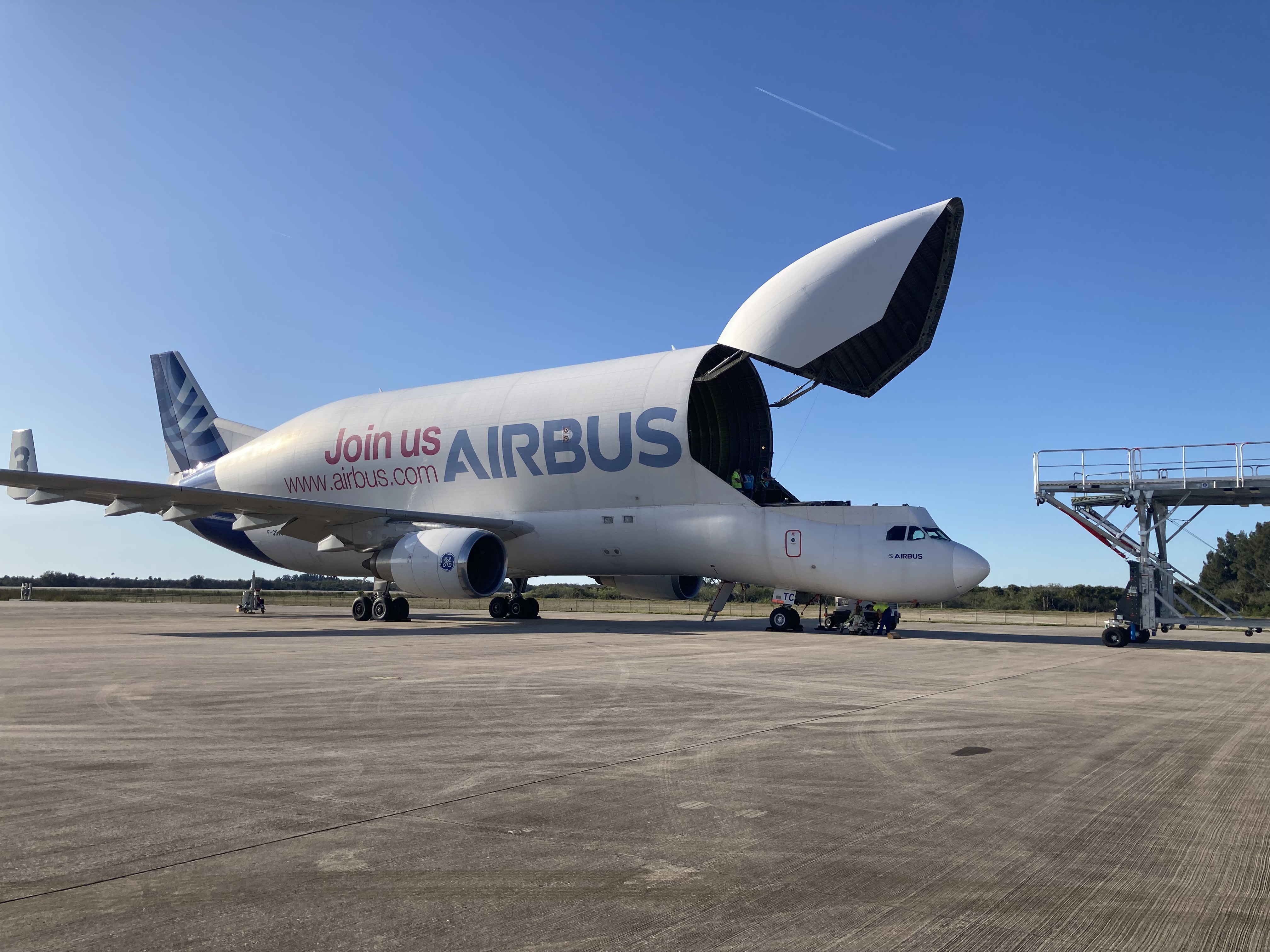 Airbus built Inmarsat-6 F2 satellite arrives on board an Airbus Beluga ...