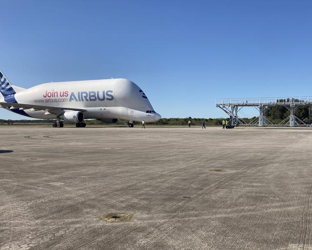 Airbus built Inmarsat-6 F2 satellite arrives on board an Airbus Beluga ...